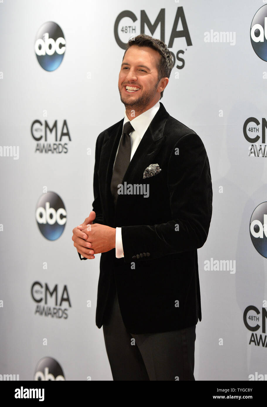 Luke Bryan arrives on the red carpet for the 48th Annual Country Music ...