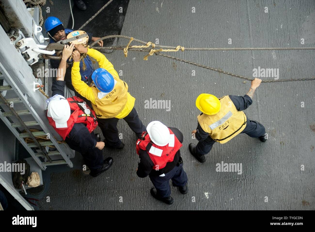 PACIFIC OCEAN (Nov. 8, 2016) Sailors attach the span wire to port side ...