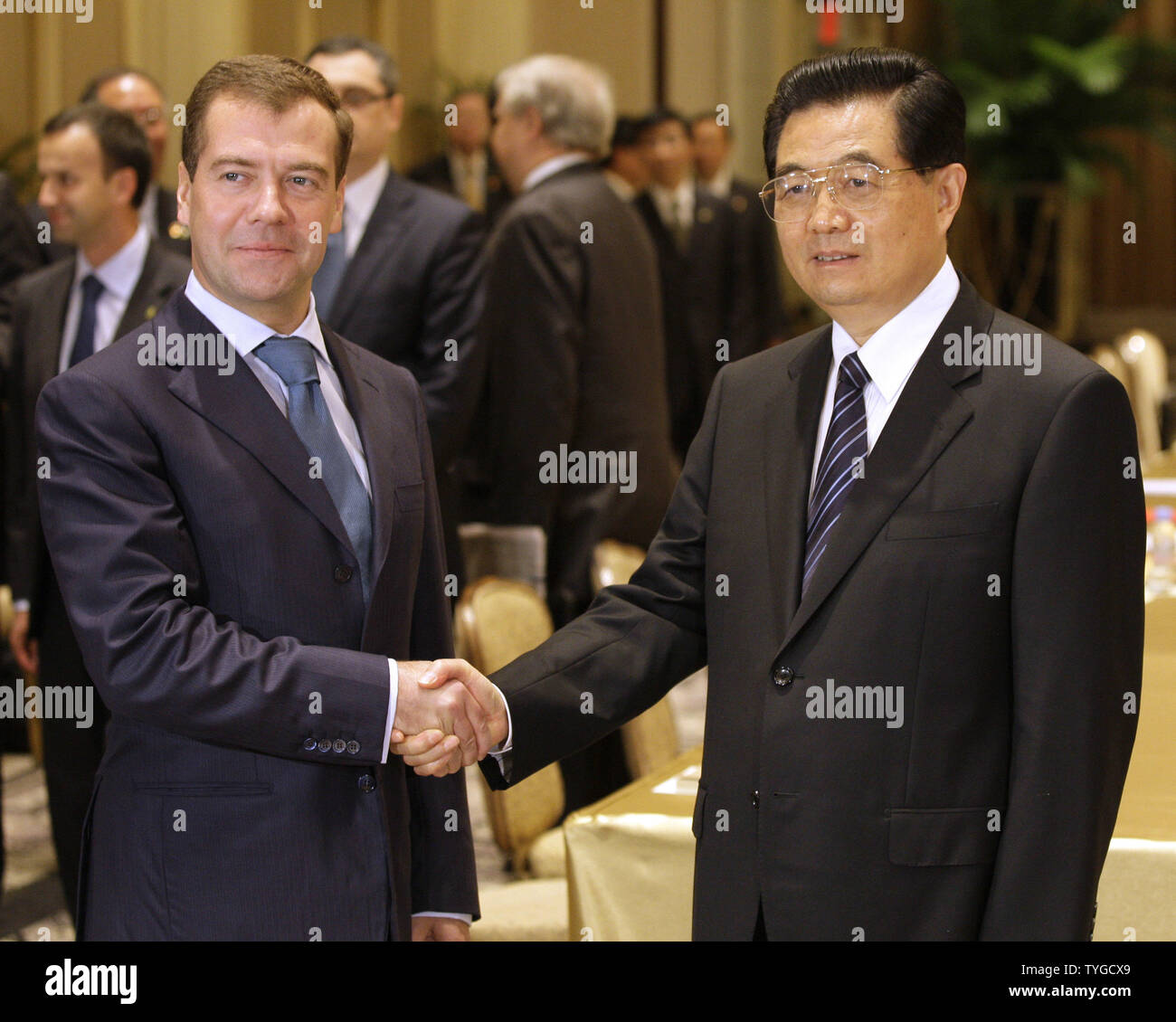 Russian President Dmitry Medvedev (L) shakes hands with his Chinese ...