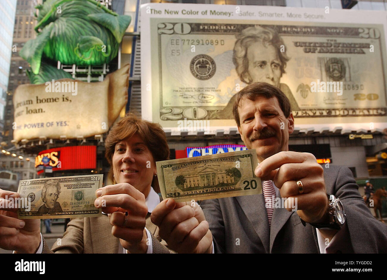 Times square 2003 hi-res stock photography and images - Alamy