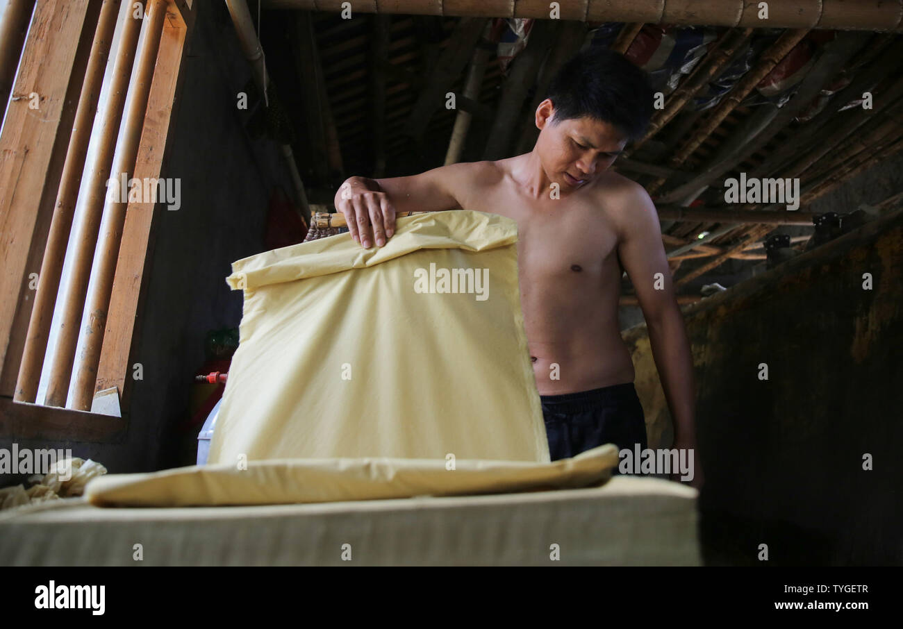 Papermaking china hi-res stock photography and images - Alamy