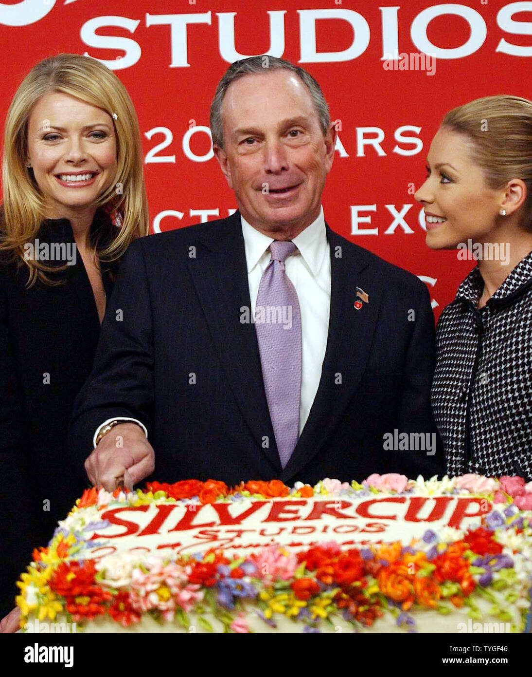 Actresses Faith Ford and Kelly Ripa (right) look on while New York City ...