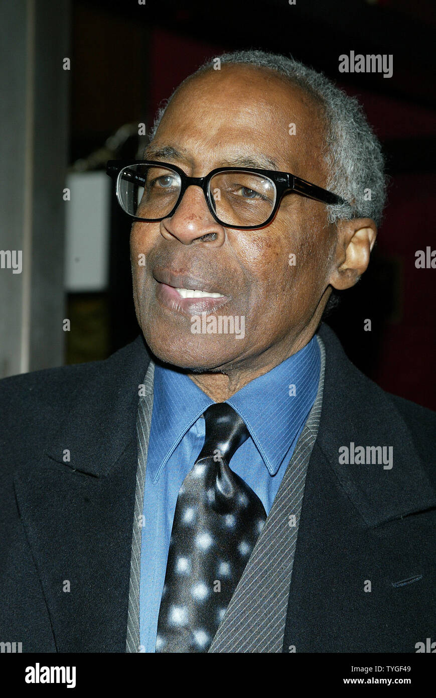 Robert Guillaume poses for pictures at the premiere of "Big Fish" at ...