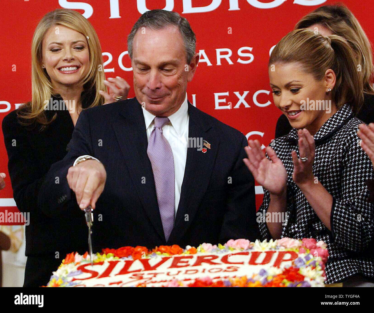 Actresses Faith Ford and Kelly Ripa (right) look on while New York City ...