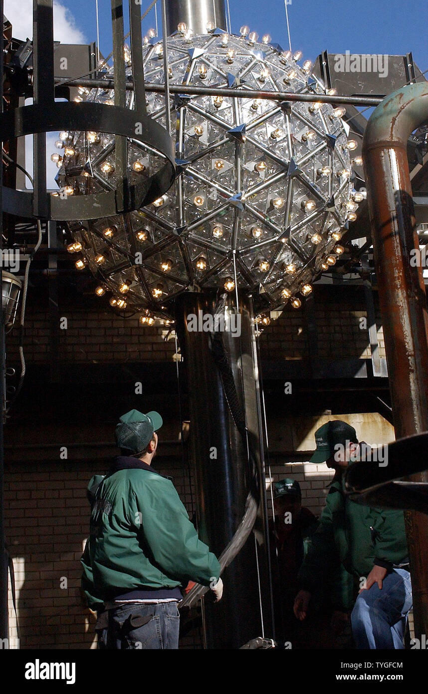 Times square 2003 hi-res stock photography and images - Alamy