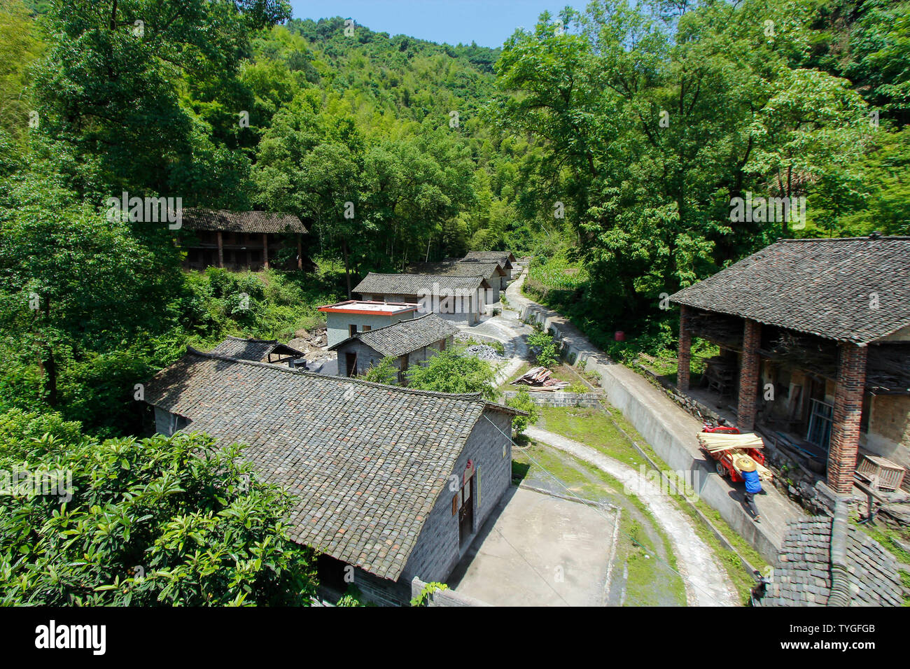 (190626) -- SHAOYANG, June 26, 2019 (Xinhua) -- Li Qiugui and his ...