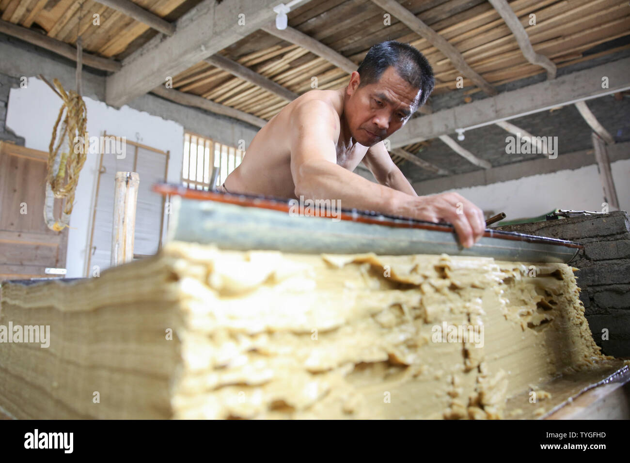 Papermaking china hi-res stock photography and images - Alamy