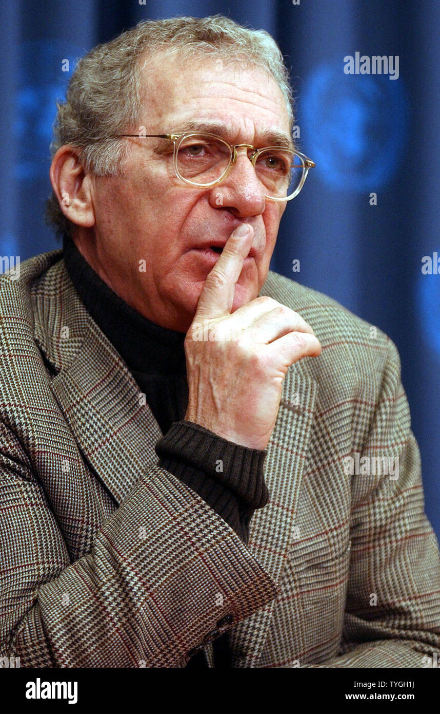 Film director Sydney Pollack meets the UN media on March 9, 2004 to ...