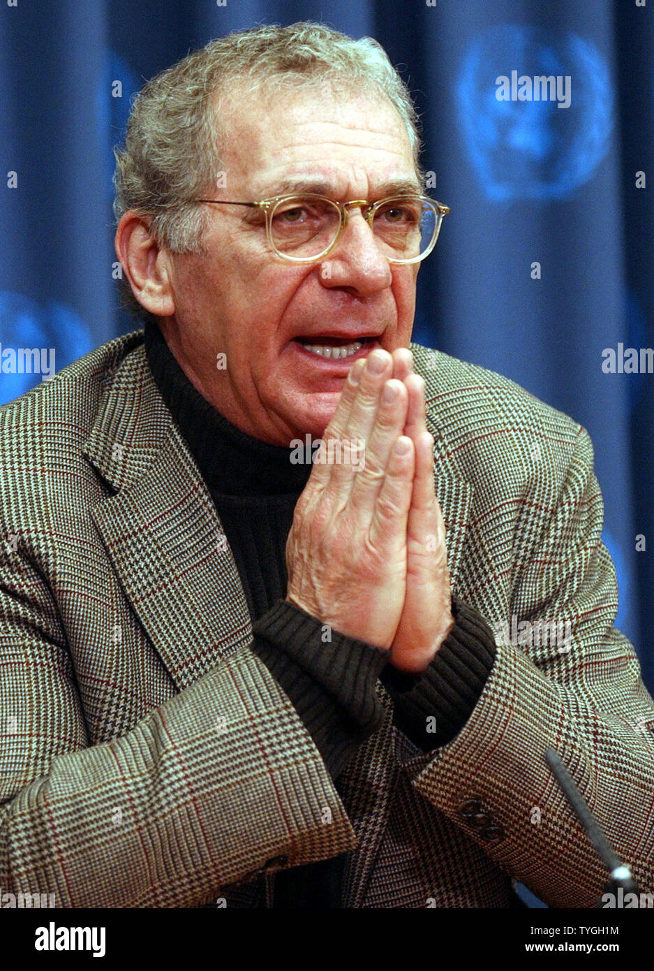 Film director Sydney Pollack meets the UN media on March 9, 2004 to ...