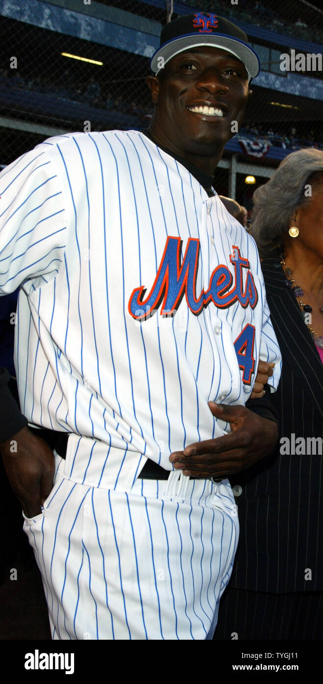 New York Mets' Mike Cameron poses for pictures at Jackie Robinson Day ...