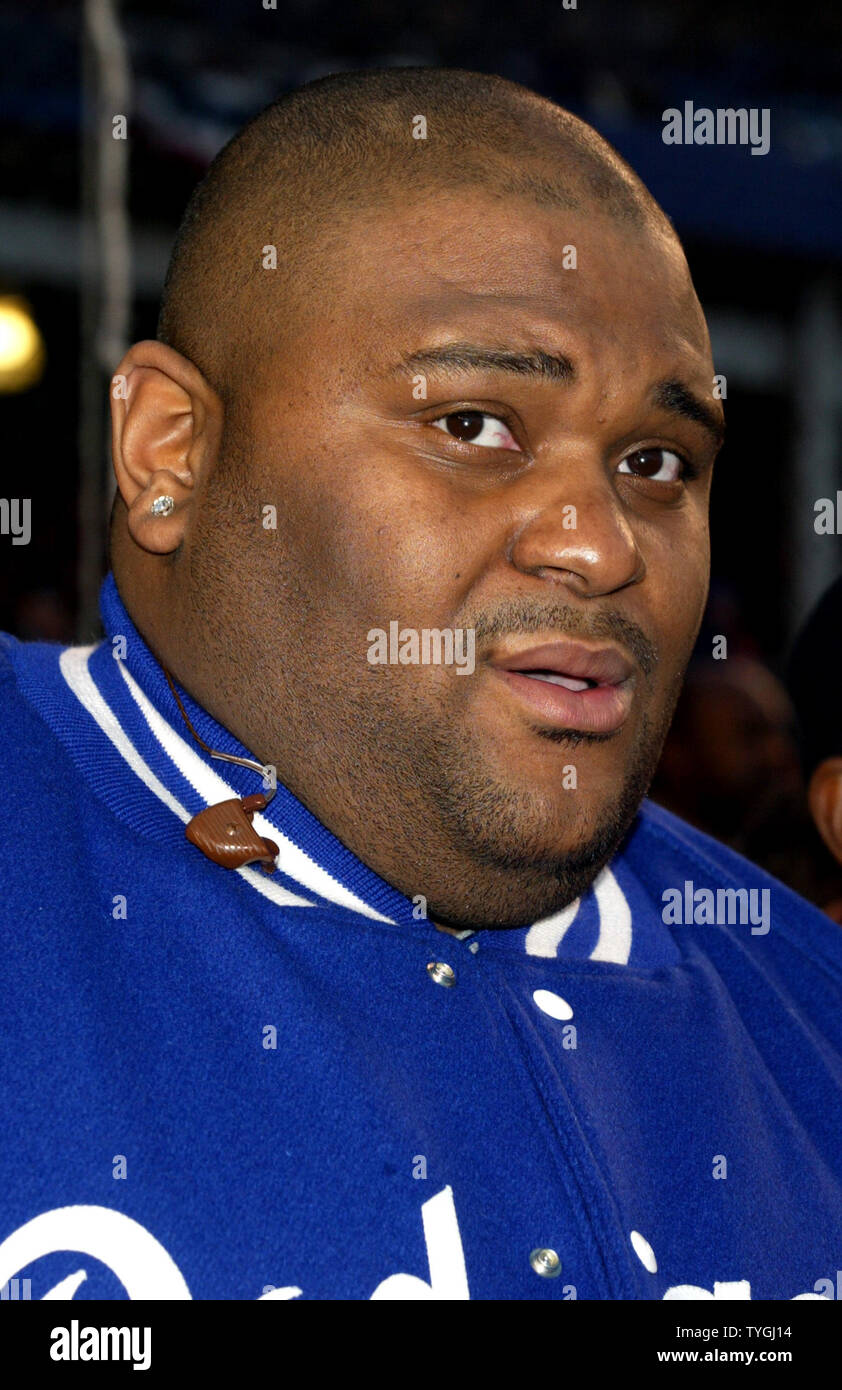 American Idol Winner Ruben Studdard poses for pictures at Jackie ...