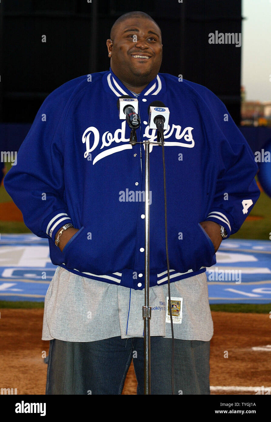 American Idol Winner Ruben Studdard sings the National Anthem during ...