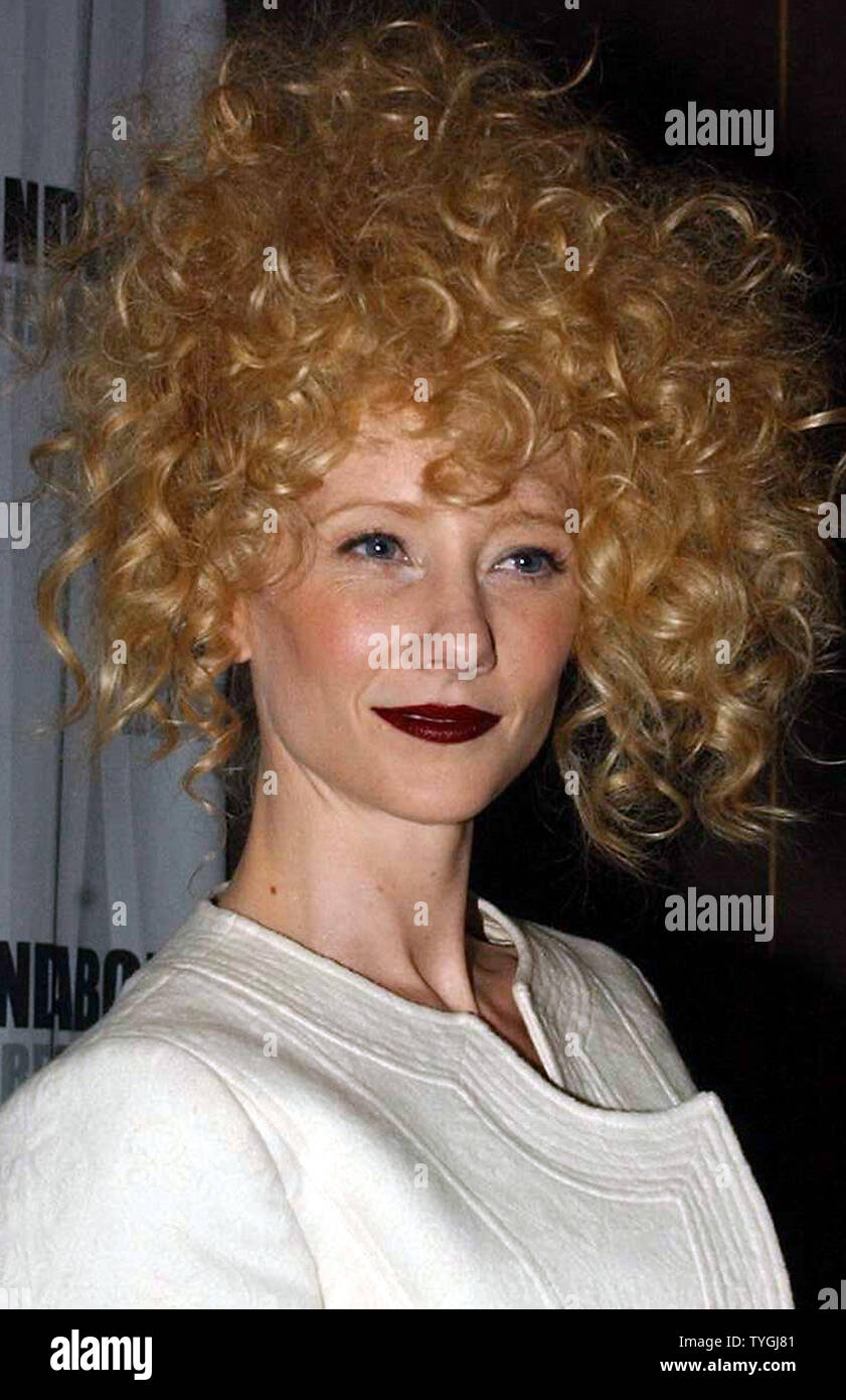 Actress Anne Heche shows off her new hairdo at the Roundabout Theatre ...