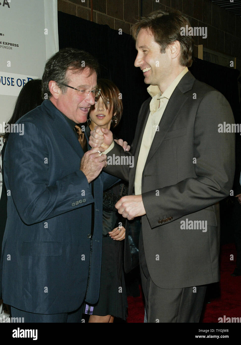 David Duchovny and Robin Williams pose for pictures at the premiere of ...