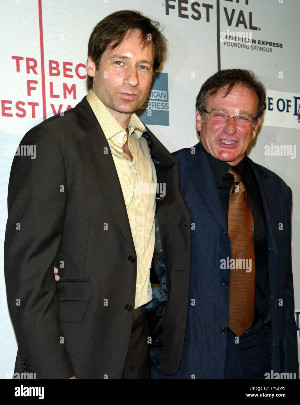 David Duchovny and Robin Williams pose for pictures at the premiere of ...