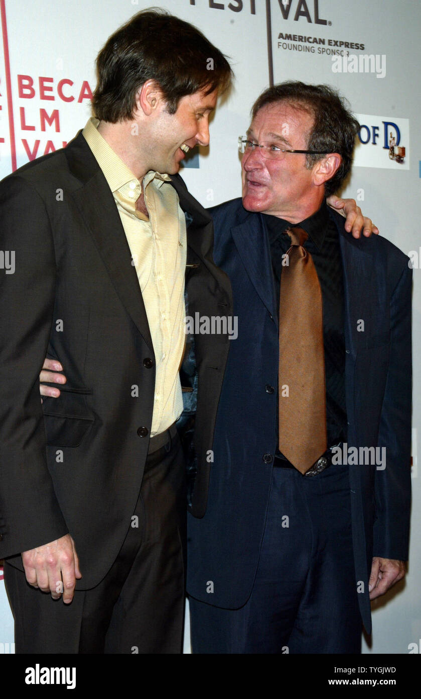David Duchovny and Robin Williams pose for pictures at the premiere of ...