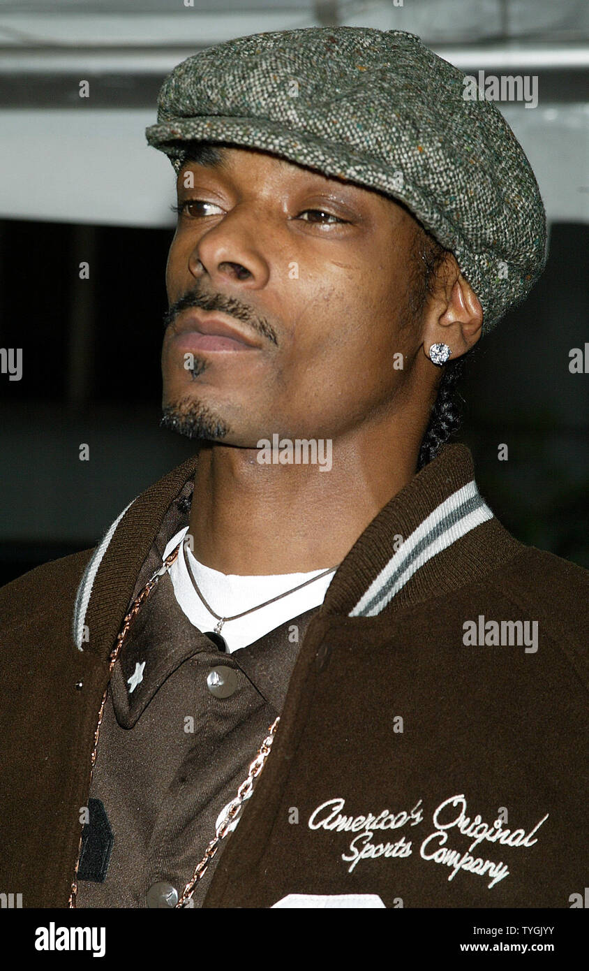 Snoop Doggy Dogg poses for pictures at the premiere of "Troy" at the ...