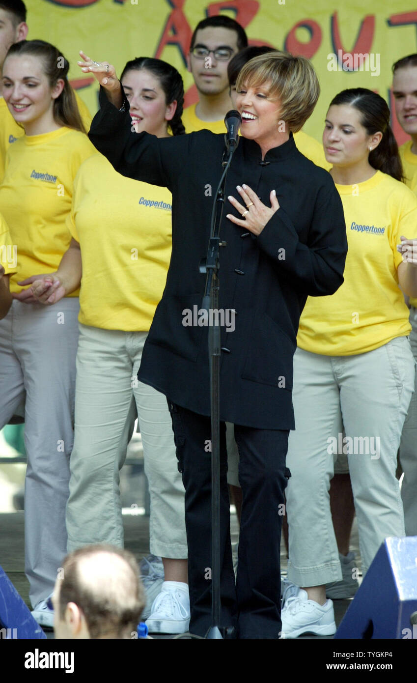 Pat Benatar performs with Lindenhurst High School Choir (her alma mater ...