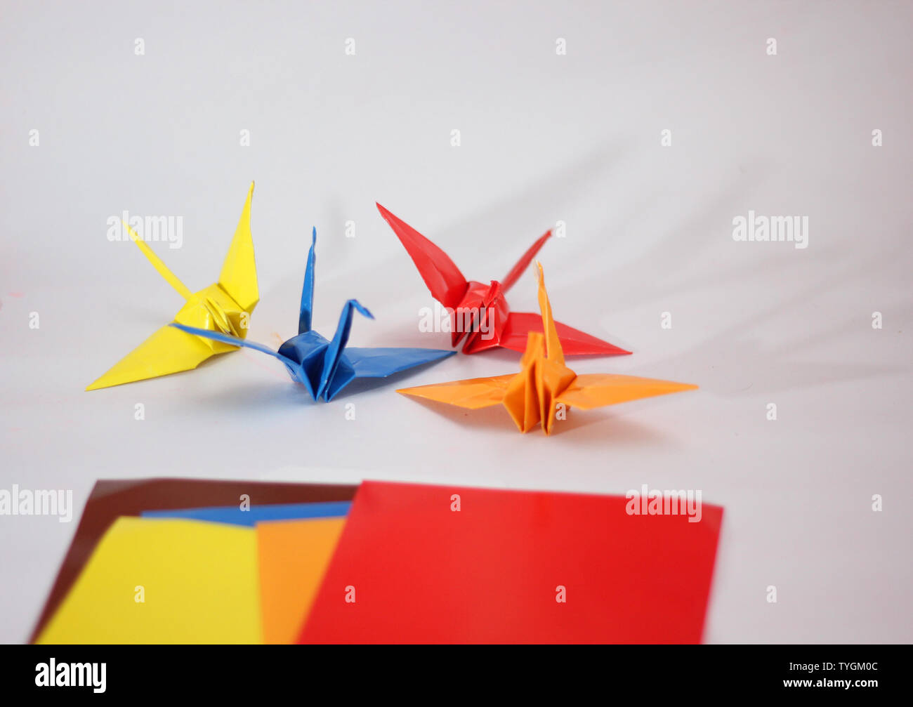 White origami cranes hi-res stock photography and images - Alamy