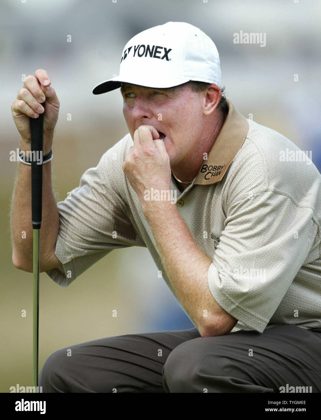 Scott Hoch picks his teeth while reading the 10th green at the 104th US ...