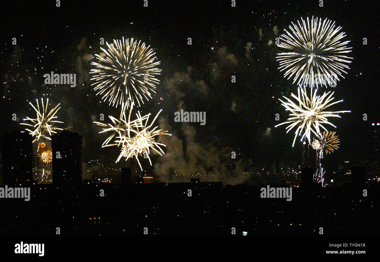 New york city fireworks july 4 hi-res stock photography and images - Alamy