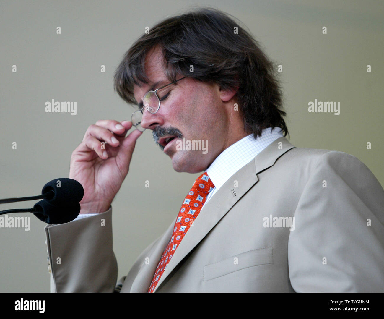 Dennis Eckersley Holds back tears during his Baseball Hall of Fame ...
