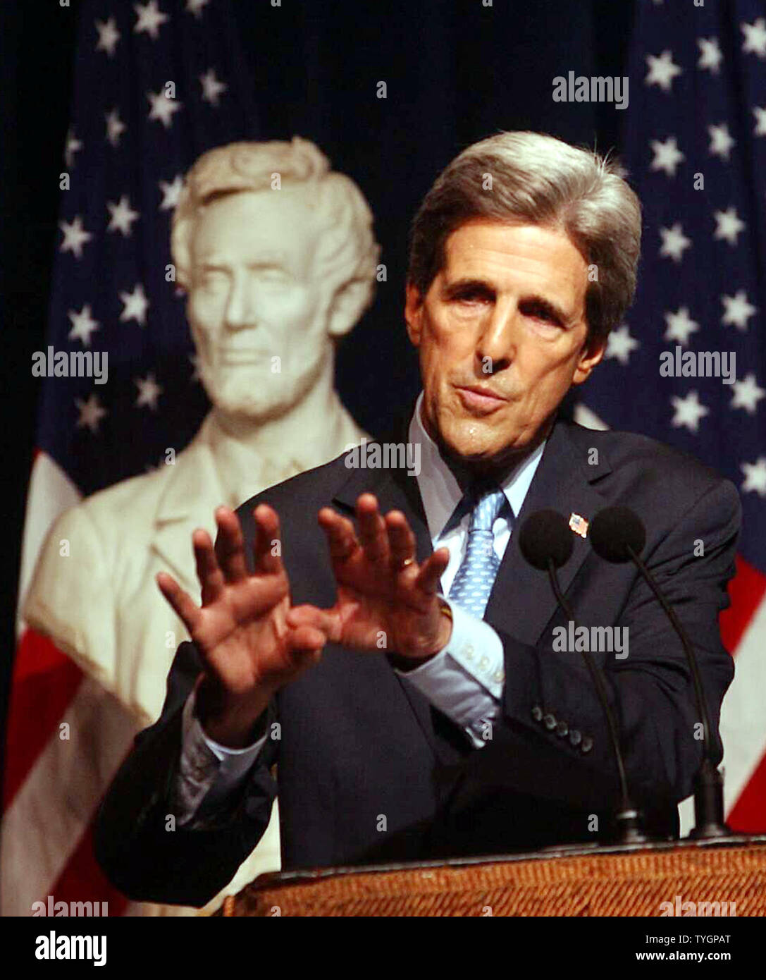 Democratic presidential candidate Senator John Kerry addresses ...