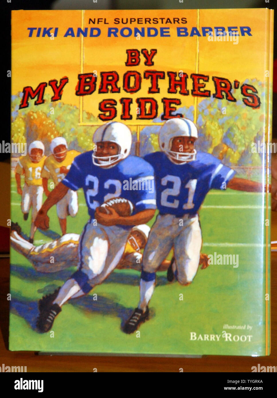 NFL football players Tiki Barber/N.Y. Giants (left) and Ronde Barber ...