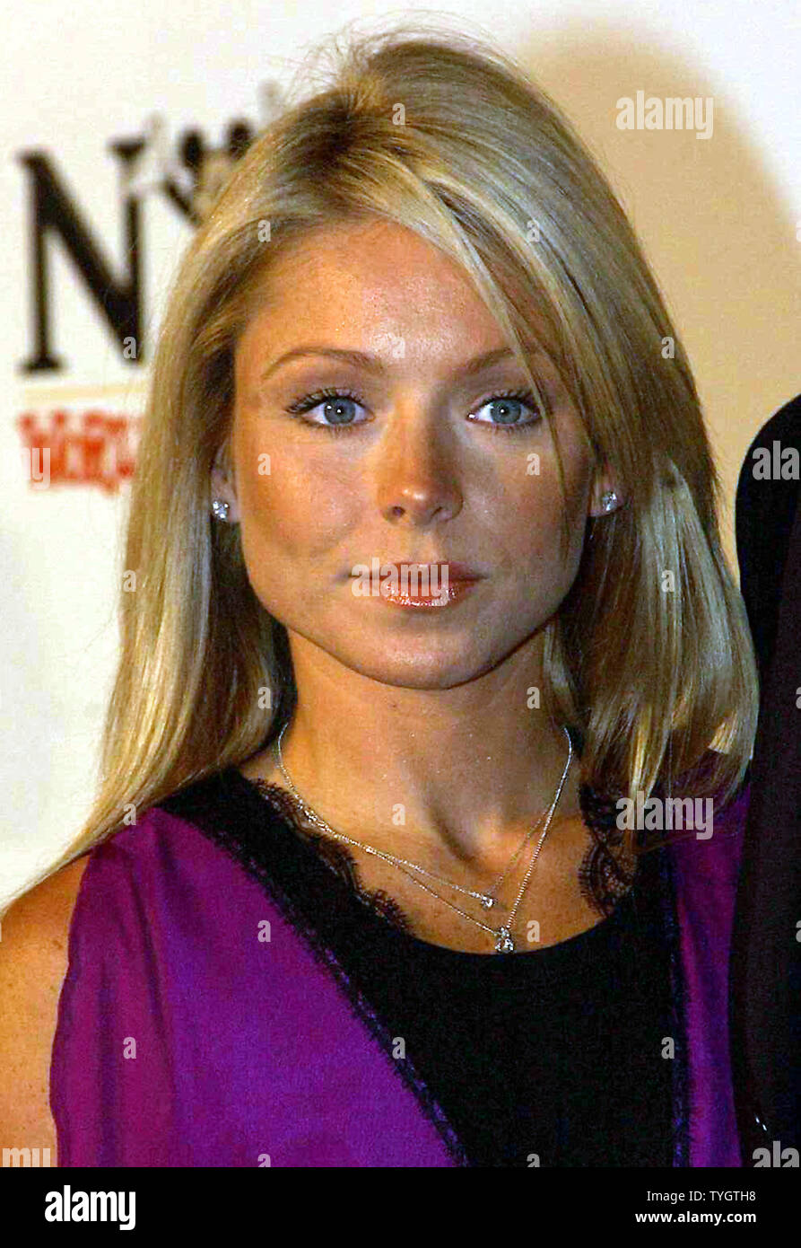 Kelly ripa 2004 hi-res stock photography and images - Alamy