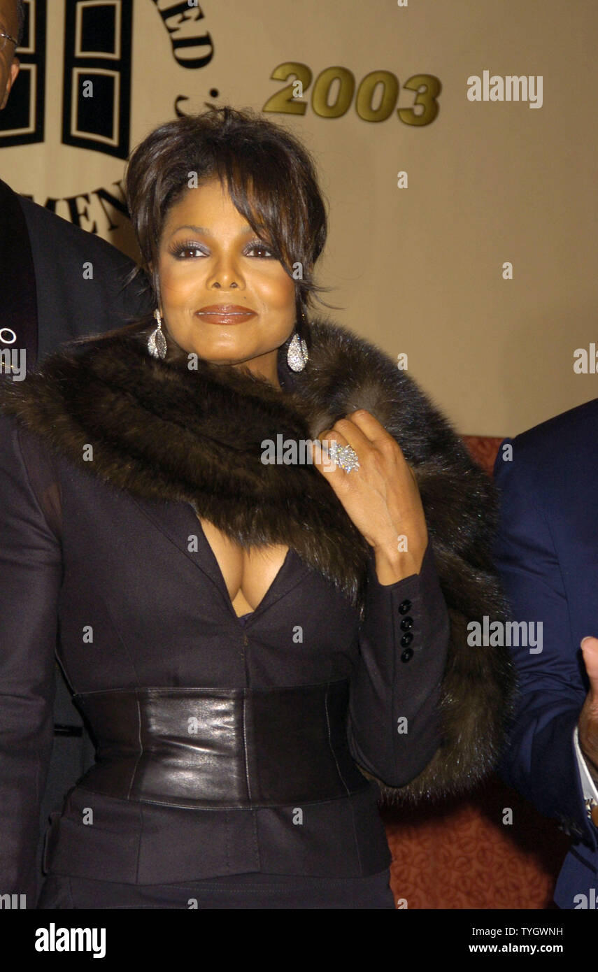 Janet Jackson posing for photographers at The One Hundred Black Men ...