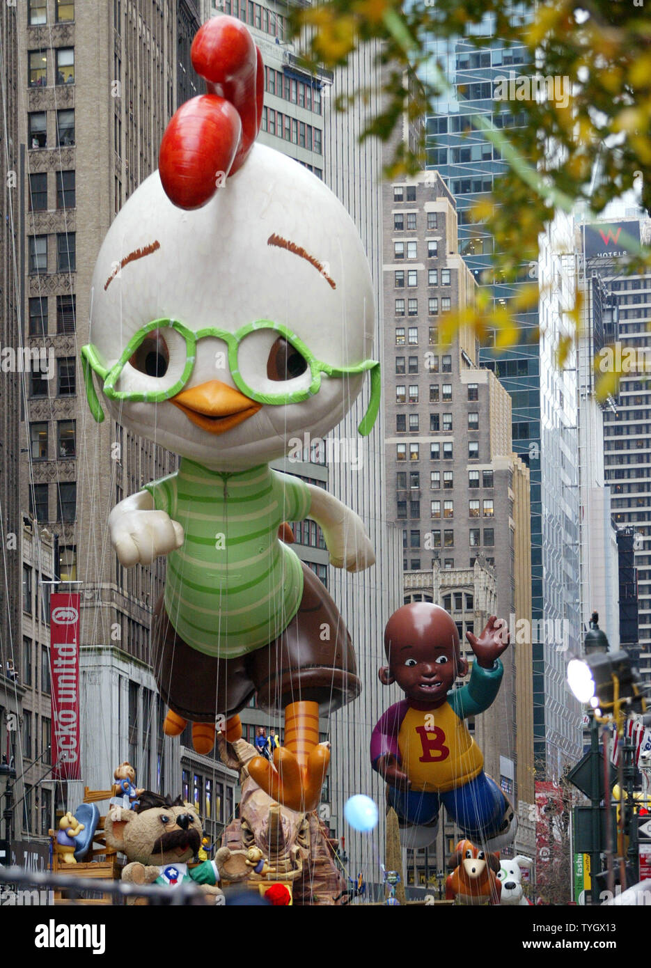 The Little Chicken and Little Bill balloons float down to Herrald ...