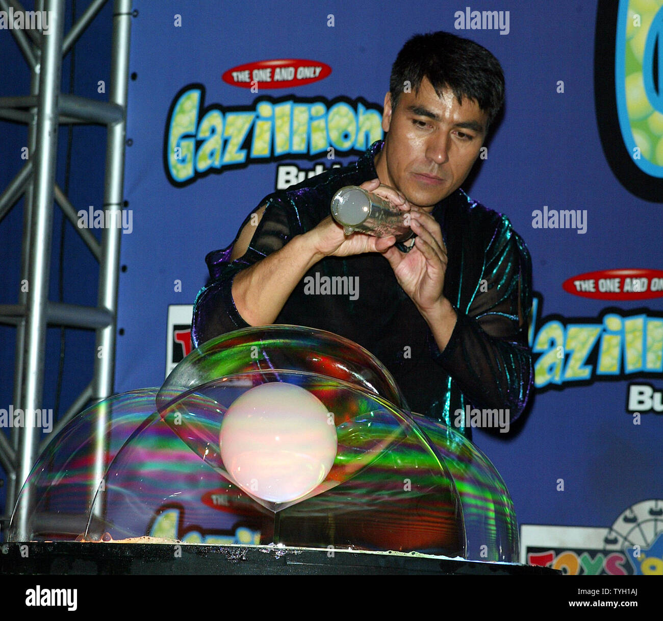 Fan Yang, the world's greatest bubble artist, performs his bubble show ...