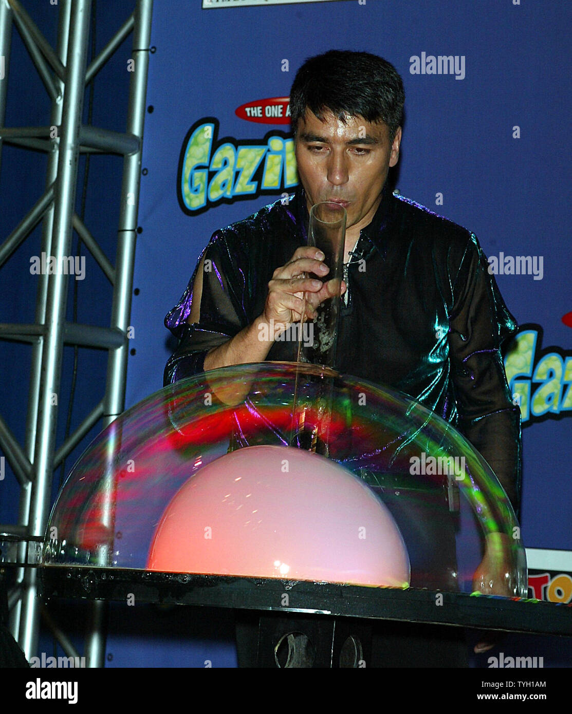 Fan Yang, the world's greatest bubble artist, performs his bubble show ...