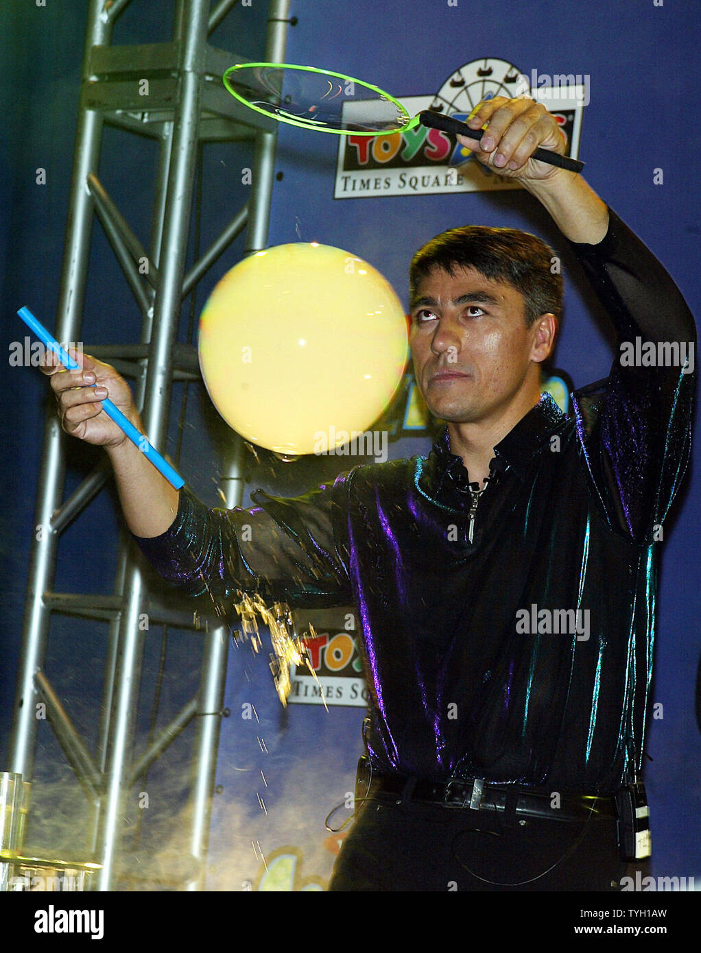 Fan Yang, the world's greatest bubble artist, performs his bubble show ...