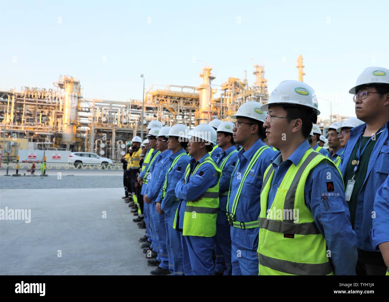 (190626) -- AL AHMADI GOVERNORATE, June 26, 2019 (Xinhua) -- Employees ...