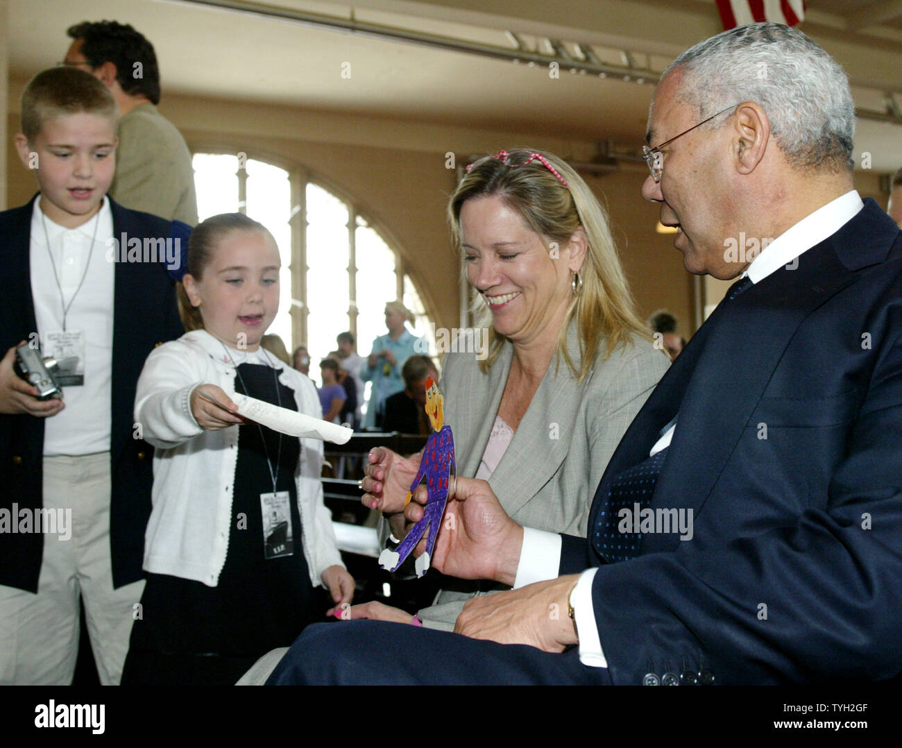 Mackenzie Rohde, 6, gives General Colin Powell a note as she and her ...