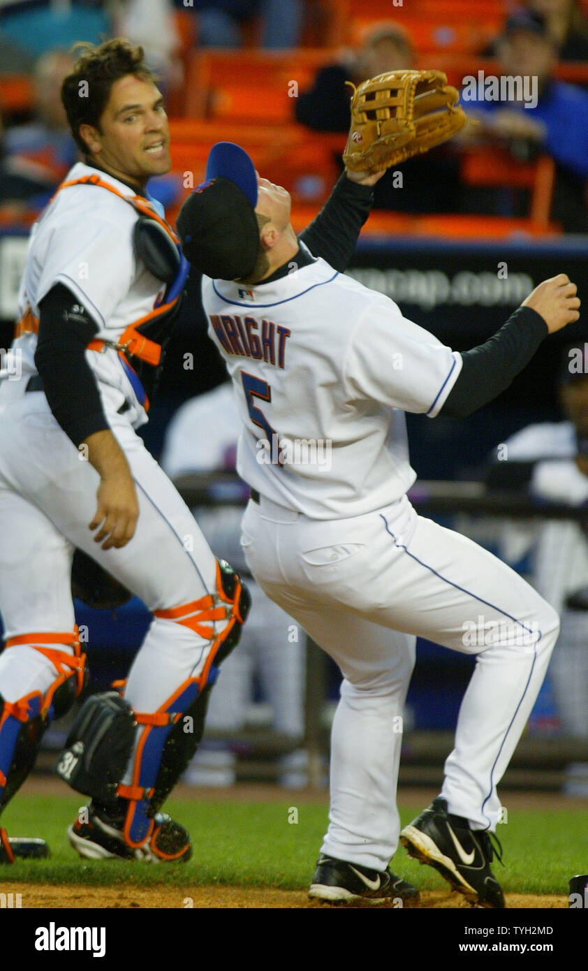 New York Mets' cathcer Mike Piazza, left, watches as third baseman ...