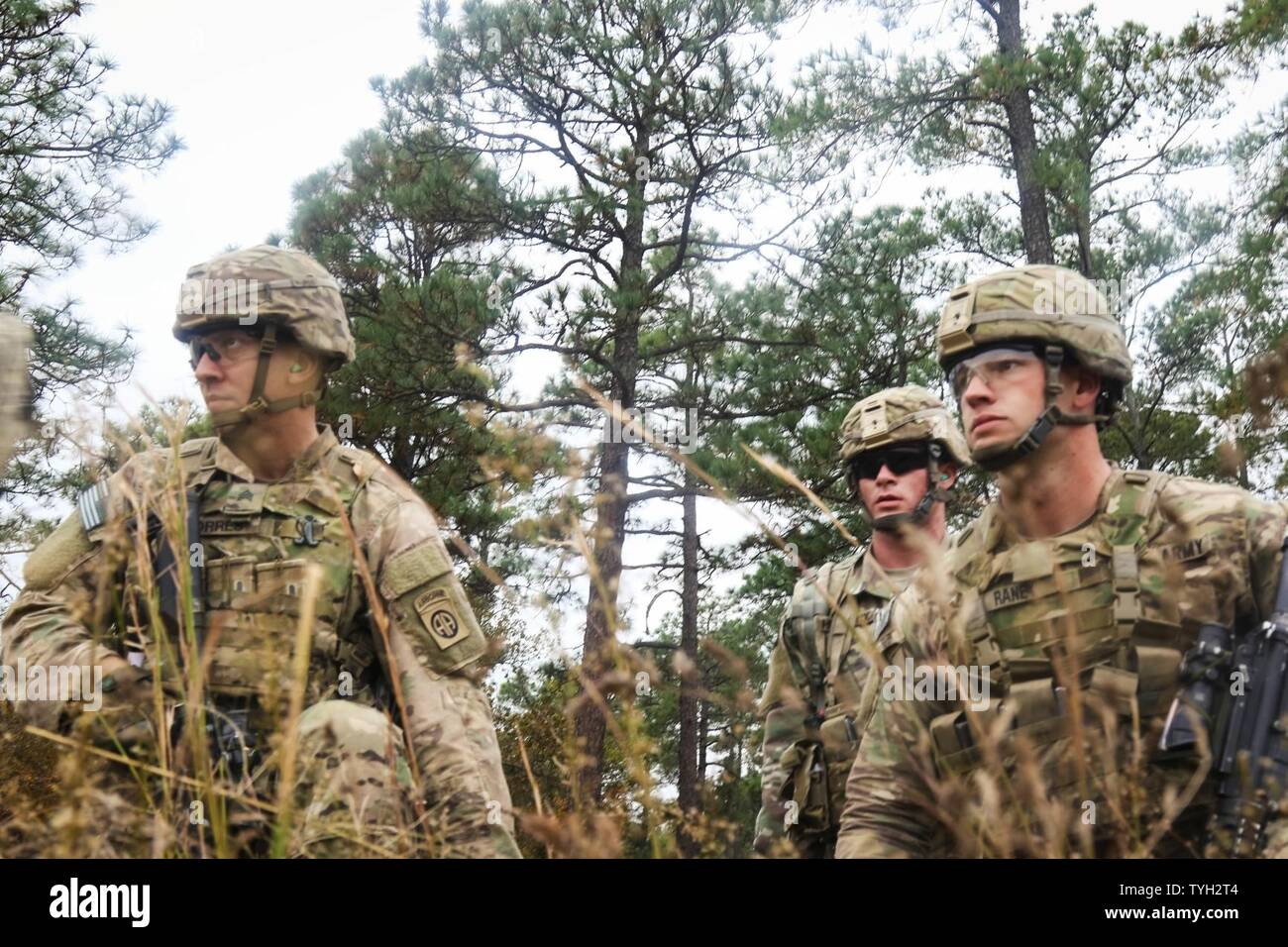 Soldiers 2nd battalion 501st aviation hi-res stock photography and ...
