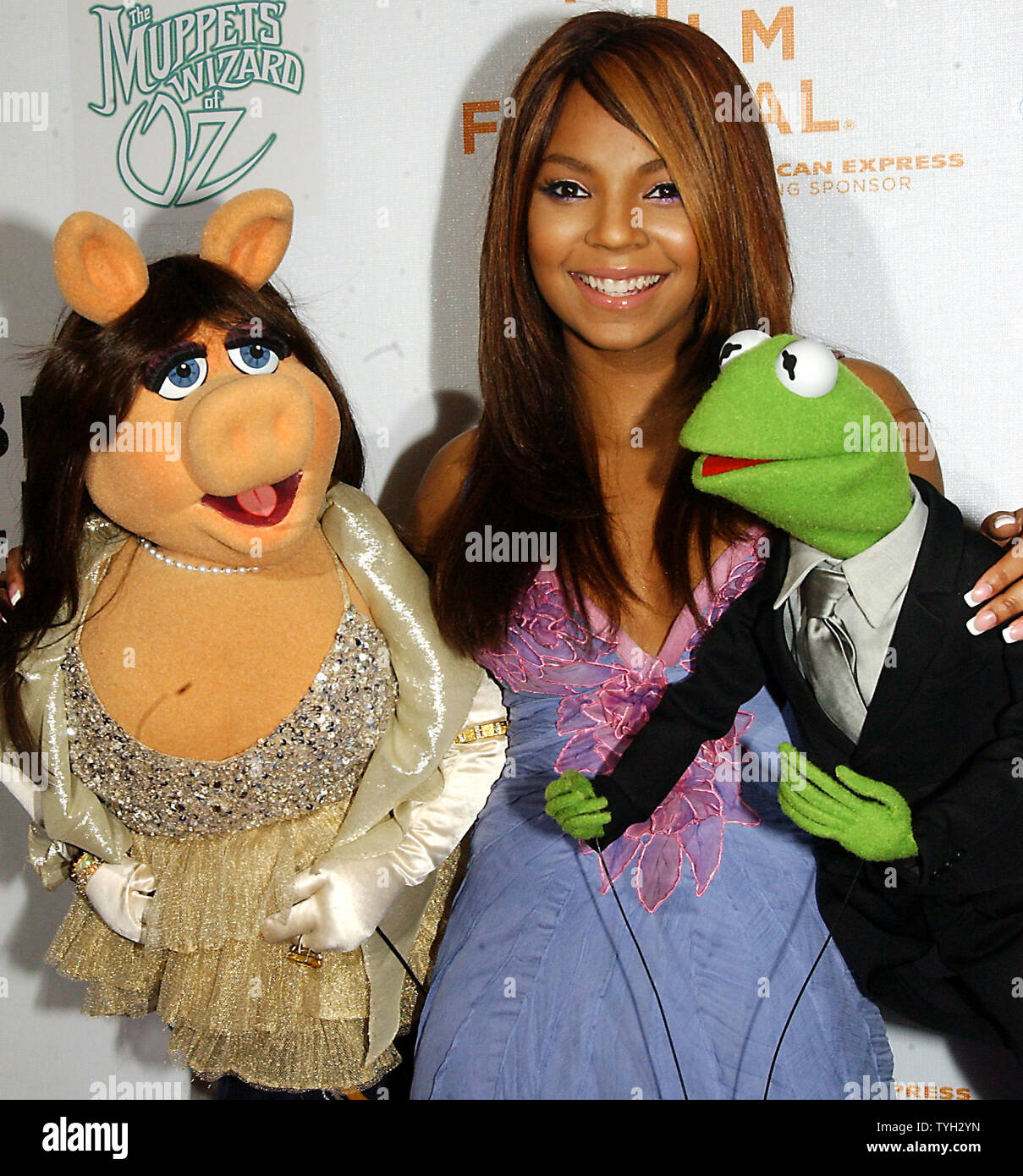 Actress, singer Ashanti poses with Kermit the Frog and Miss Piggy at ...