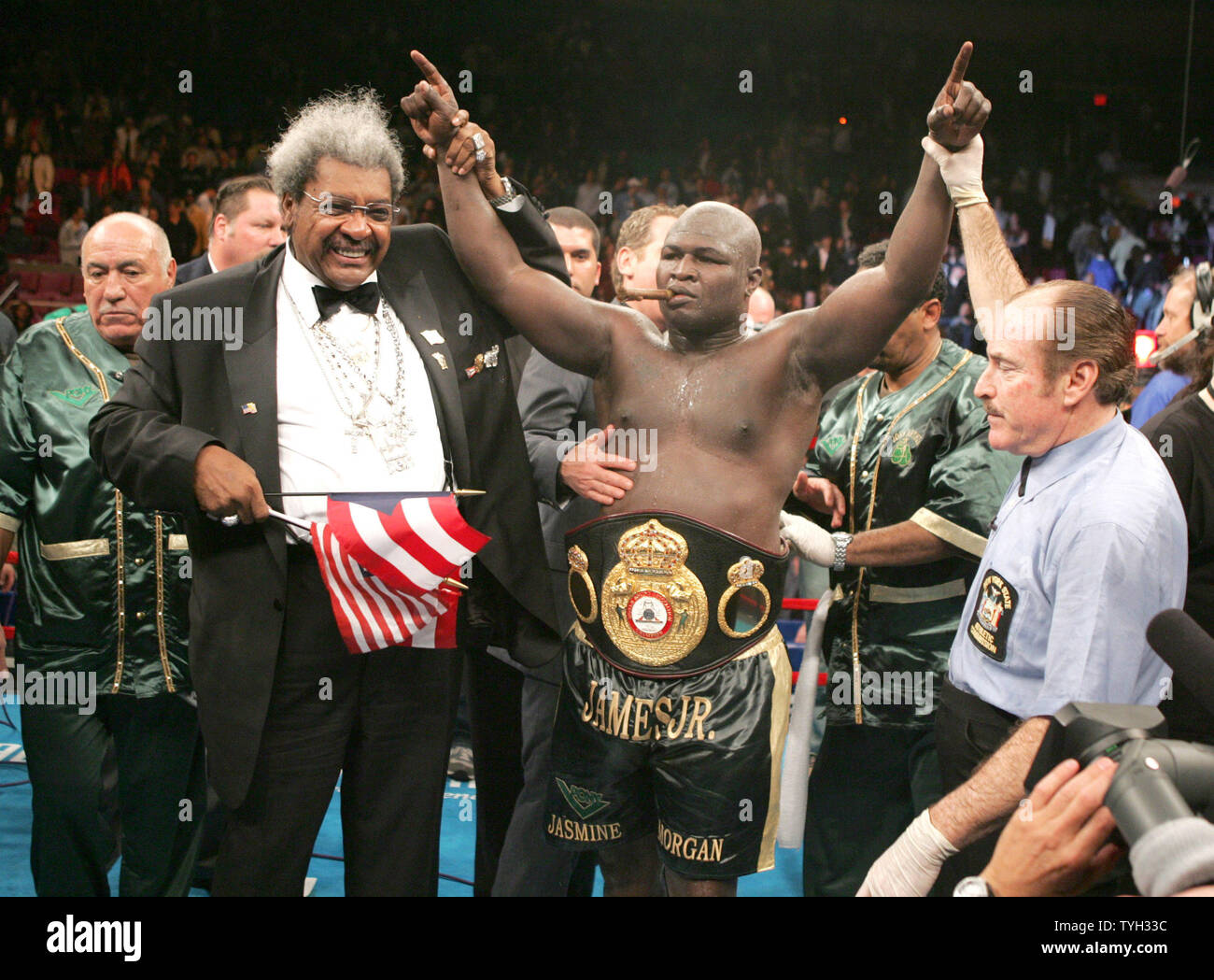 James Toney wins the WBA Heavyweight title at Madison Square Garden ...