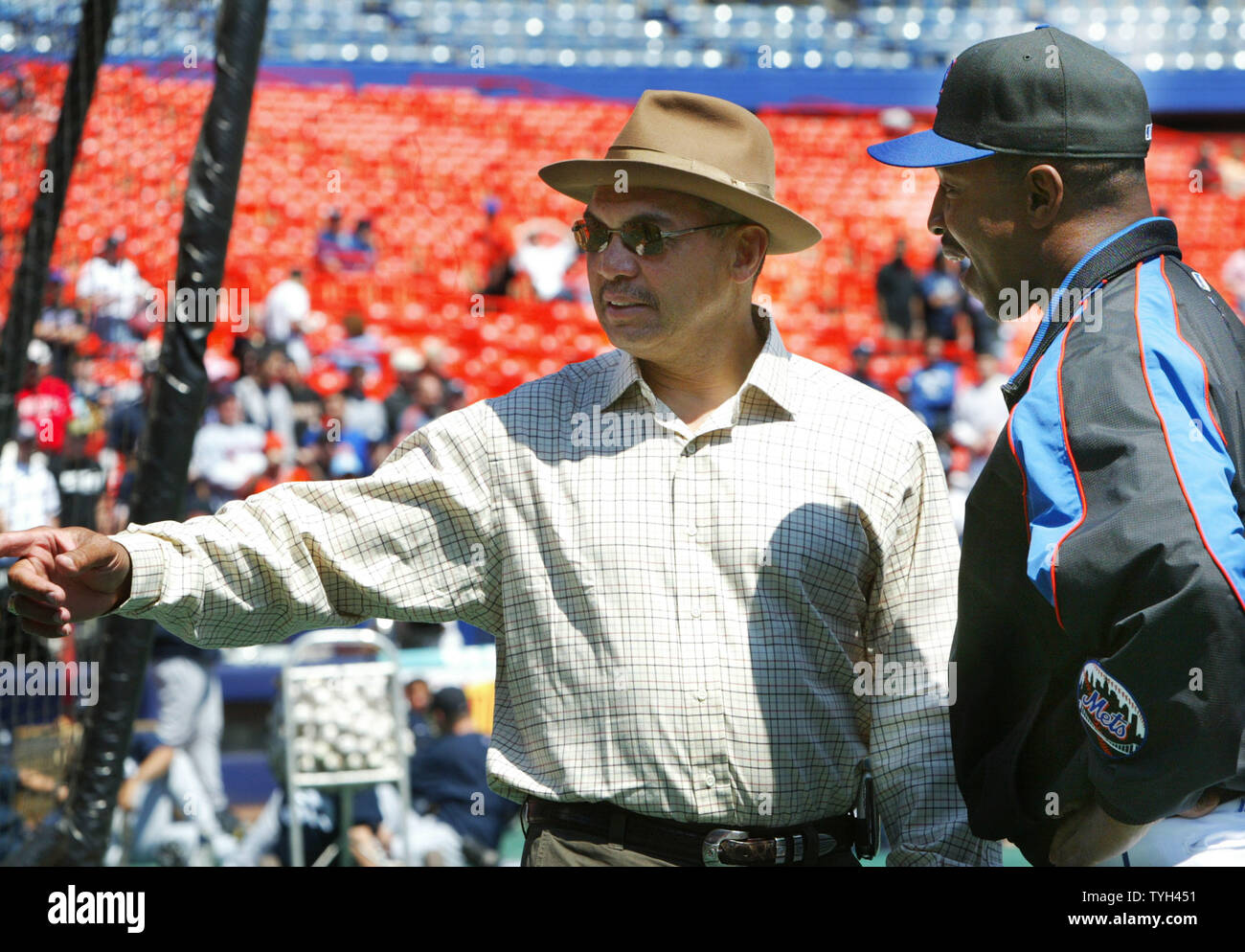 Baseball great Reggie Jackson, left, talks with New York Mets manager ...