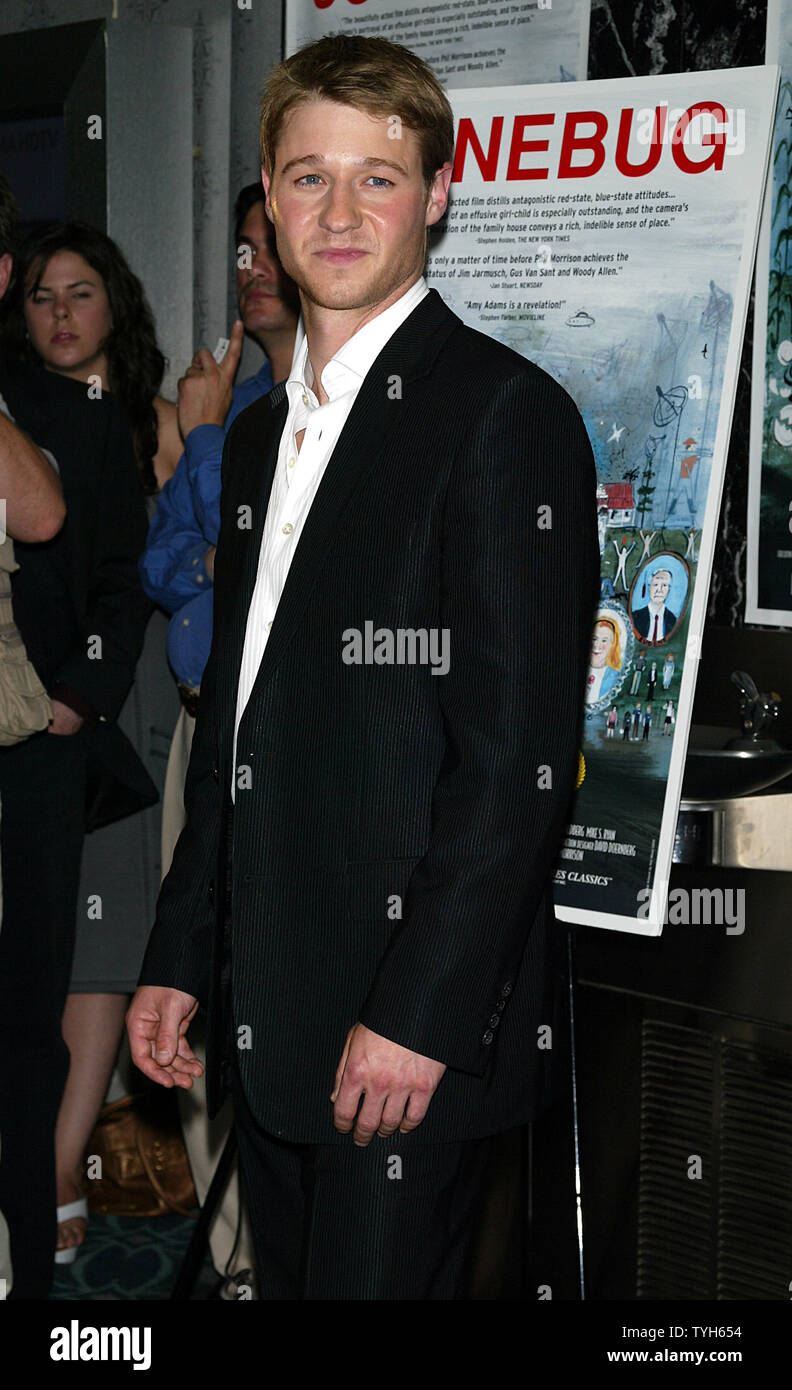Benjamin McKenzie arrives for the premiere of his new movie "Junebug ...