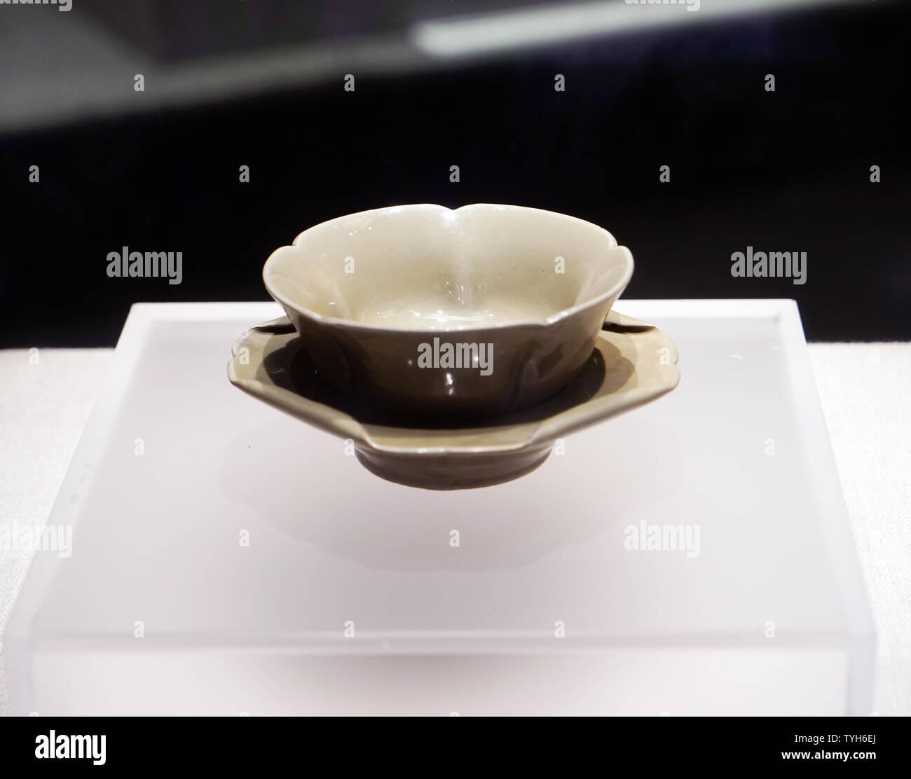 Ming Dynasty porcelain Stock Photo - Alamy