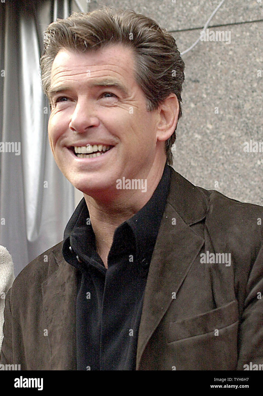 Die another day 2002 hi-res stock photography and images - Alamy