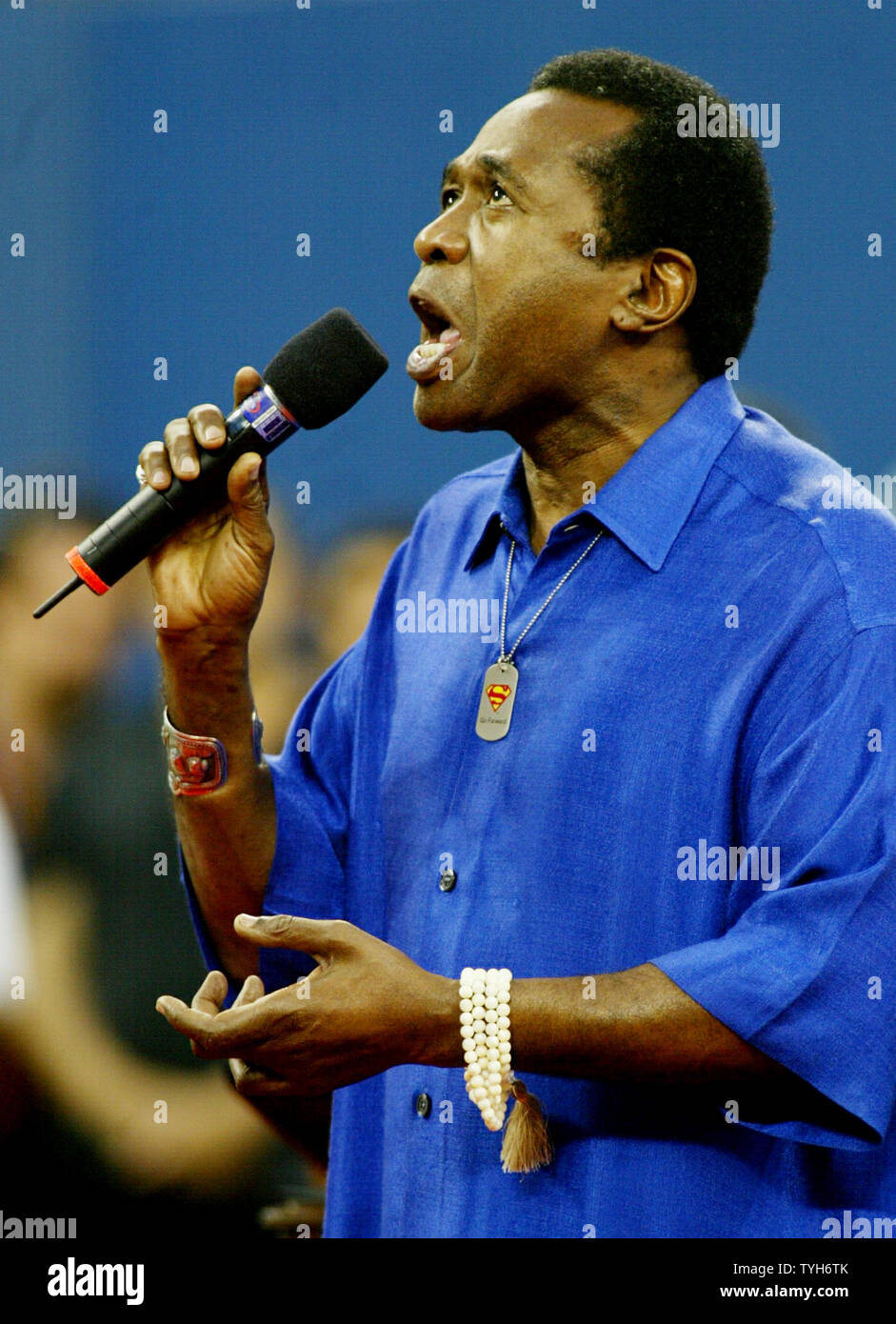 Tony-award singer Ben Vereen sings the national anthem during the ...