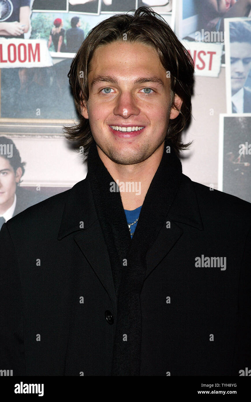 Gregory Smith arrives for the premiere of "Elizabethtown" at the Loews ...
