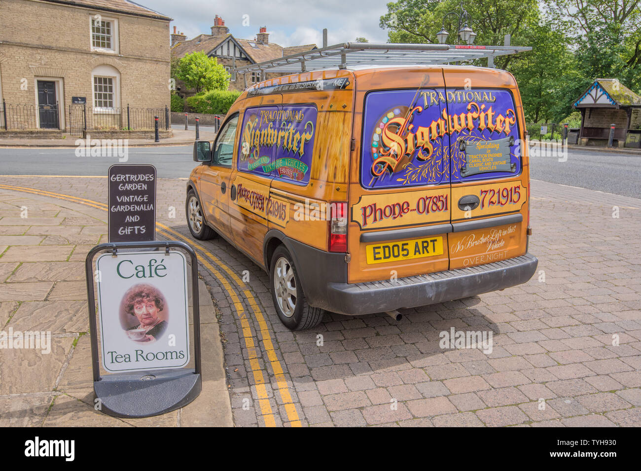 Specialist sign writing hi-res stock photography and images - Alamy