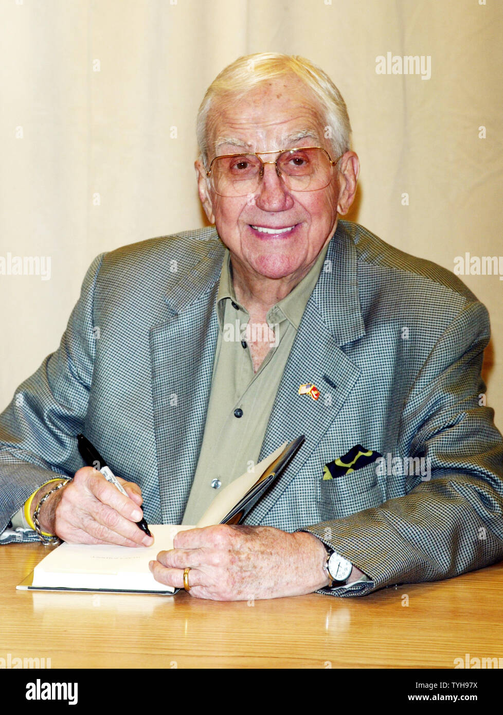 Ed McMahon signs copies of his new book "Here's Johnny!" at Barnes ...