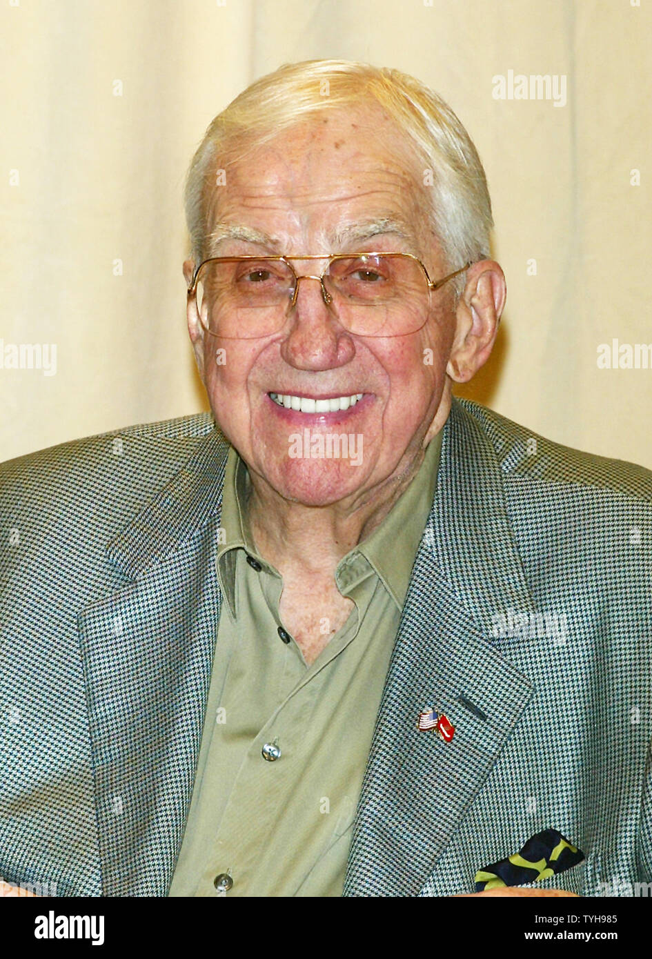 Ed McMahon signs copies of his new book "Here's Johnny!" at Barnes ...