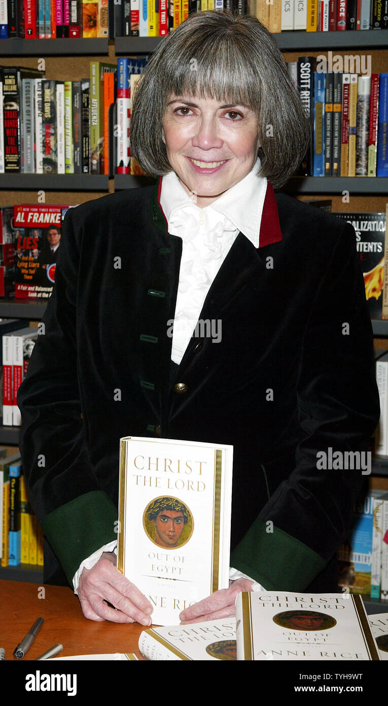 Anne Rice signs copies of her new book "Christ the Lord" at Posman's ...